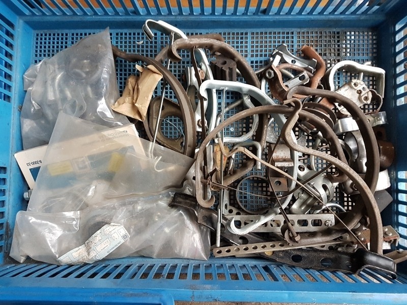 Klaravik Auktioner | Palle med bildel